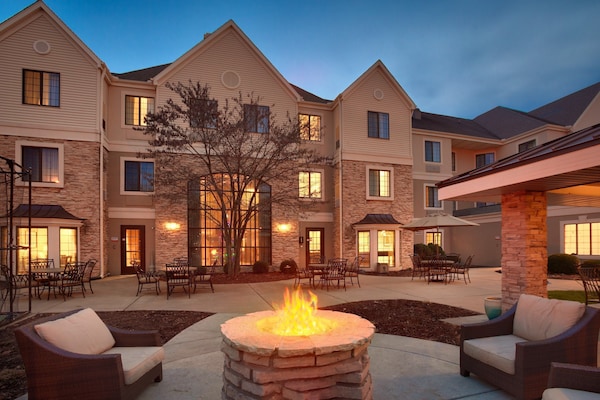 Free Breakfast. Pool & Hot Tub. Near St. Francis Medical Center! - Peoria, IL