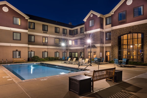 King Suite. Free Breakfast. Pool & Gym. Your Next Trip! - O'Fallon, MO