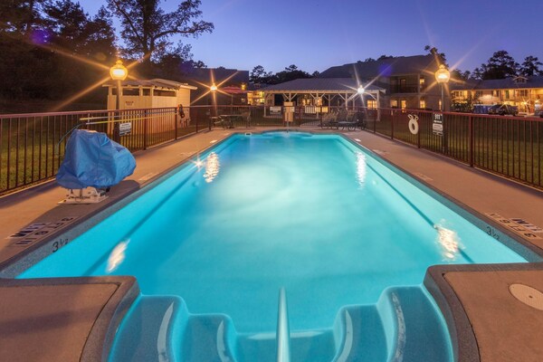 Lake Conroe Vacation | 5 Pools + 18-hole Mini Golf - Conroe, TX