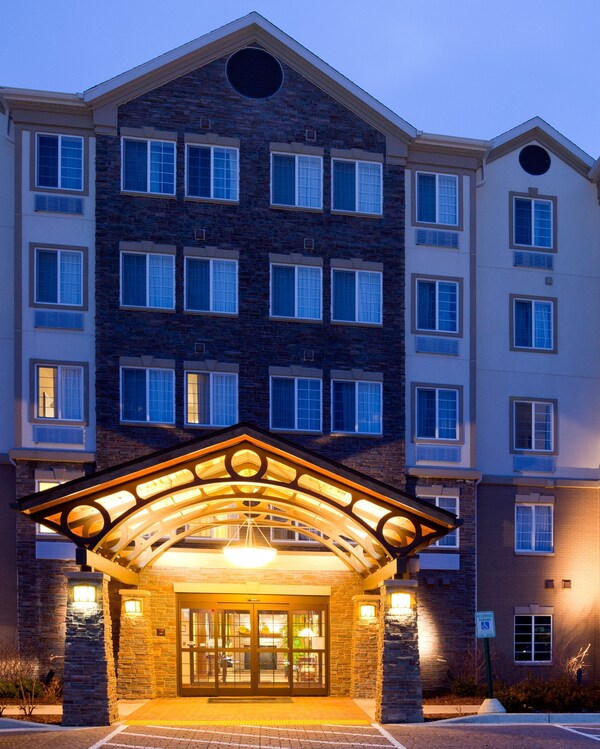 Near The Airport | Free Breakfast + Pool And Hot Tub - Wisconsin