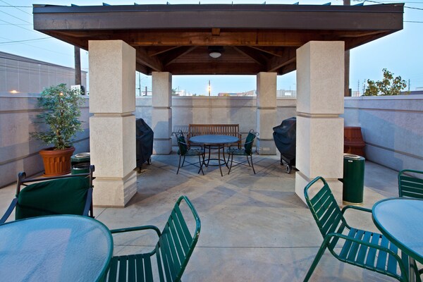 Air-conditioned Suite  | 15 Mins From Indianapolis International Airport | Pool + 24h Gym - Indianapolis, IN
