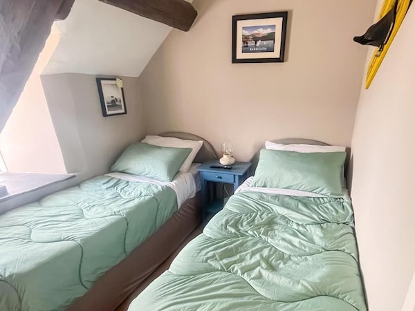 Top Cottage Is A Charming Retreat In The Coastal Town Of Barmouth With Sea Views - Barmouth