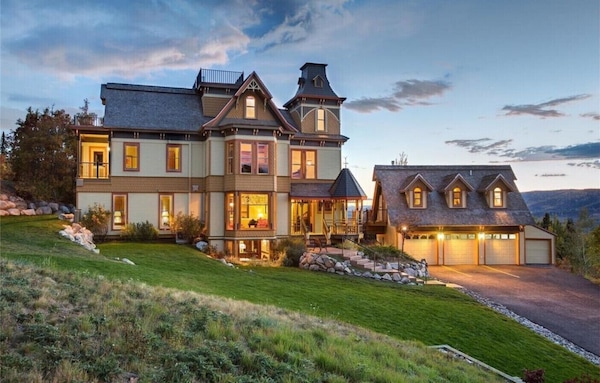 Unique Victorian Home, Great For Large Gatherings - Steamboat Springs, CO