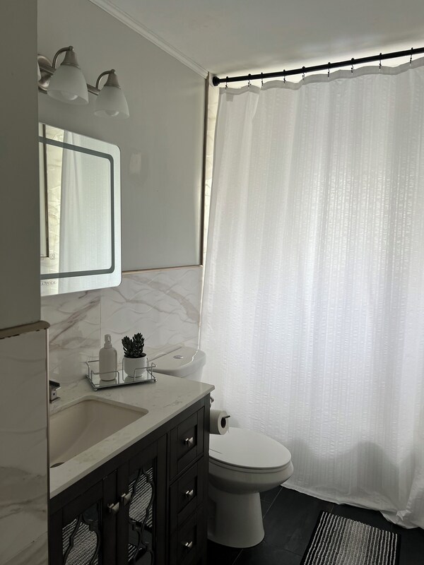 Charming 3-bedroom House In Dearborn Heights With Ac, Wifi - Dearborn
