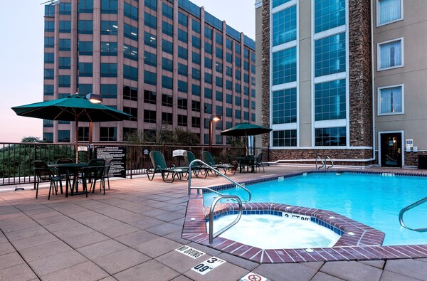 Outdoor Pool And Hot Tub | 15 Mins From Riverwalk! - San Antonio, TX