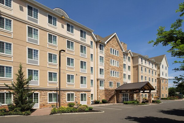 Free Breakfast. Pool & Hot Tub. Close To Rutgers University! - Somerset County, NJ