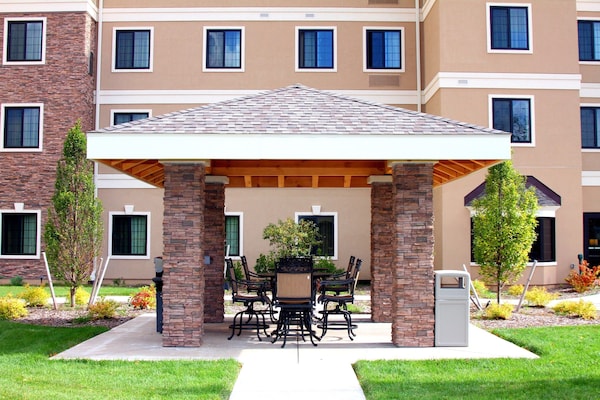King Suite Near Syracuse University | Free Breakfast + Fitness Center - Liverpool, NY