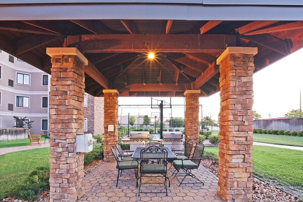 King Suite In Tulsa | Free Breakfast + Fitness Center + Seasonal Outdoor Pool - Broken Arrow, OK
