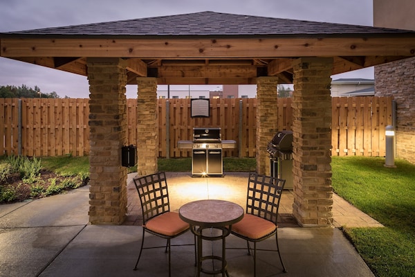 1 Bedroom Suite | King Suite. Free Breakfast - Nebraska