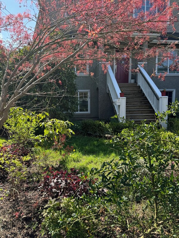 Charming 2-bedroom Ground Level Unit In Beautiful Kitsilano, Vancouver - Vancouver