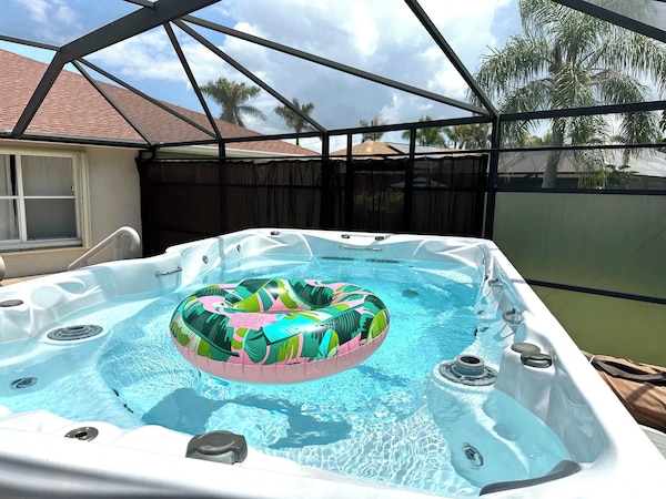 Rose Garden Getaway With Oversized Hot Tub - Fort Myers