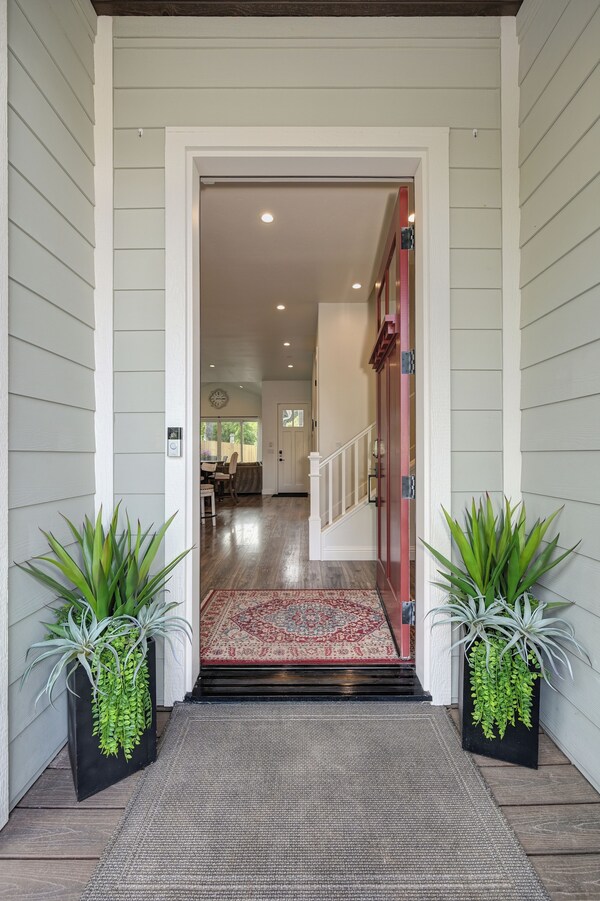 Gorgeous 4-bedroom House Steps To Historic Folsom's Sutter Street & Lake Natoma - SeaQuest Folsom, Folsom