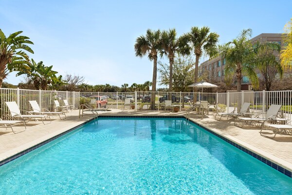 Air-conditioned Suite Near Tampa International Airport | Free Breakfast! - Temple Terrace, FL