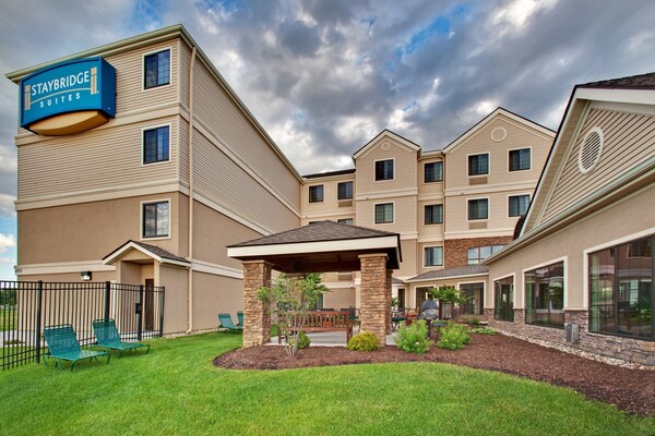Free Breakfast, Free Wi-fi, Indoor Pool + Hot Tub | Comfy Suite - Iowa