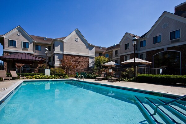 Free Breakfast Buffet. Pool & Hot Tub Access. Great Location! - Troy, MI