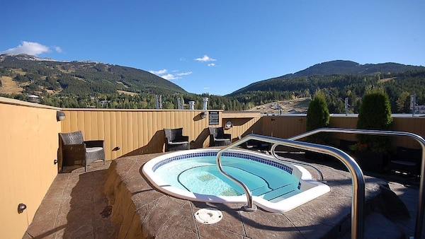 Deluxe Slopeside Suite With Mountain Views - Whistler