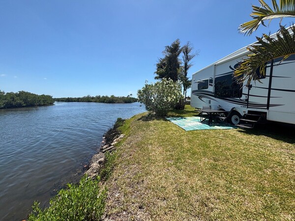Amazing Waterfront Rv-beautiful Inside And Out - 坦帕