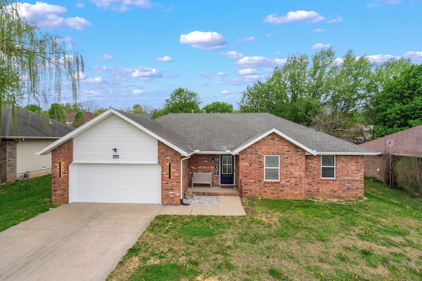 Modern Retreat W\/ Hot Tub, Game Room & King Suite! & More - Springfield, MO