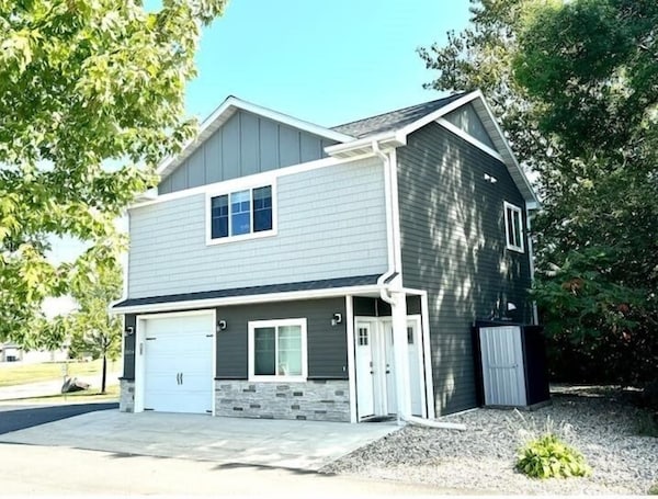 "Lil' Castle Pines" - Cozy 1-bedroom Loft In Quiet Neighborhood! - Mankato, MN