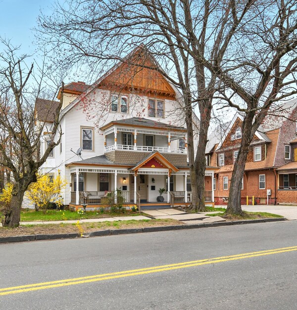Modern Victorian 3br 2ba Apt With Parking - Ludlow, MA