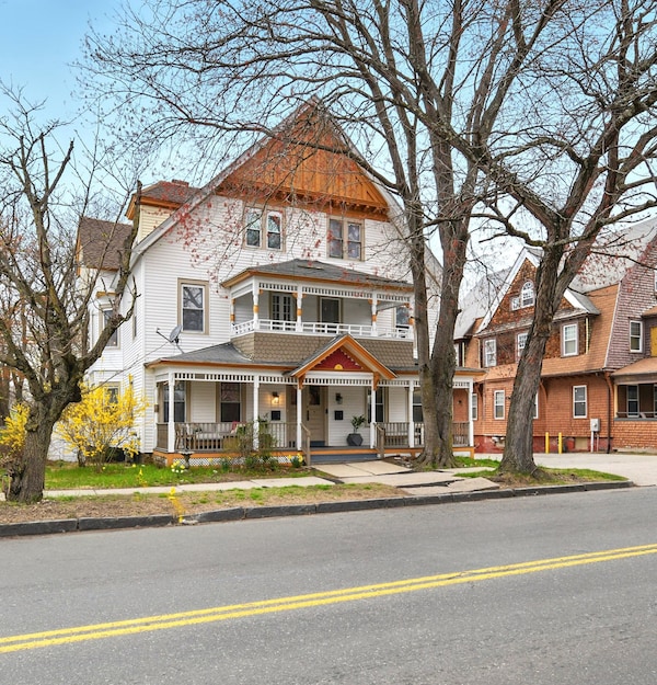 Modern Victorian 3br 2ba Apt With Parking - Springfield, MA