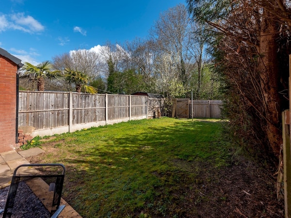 Pass The Keys | Charming Home + Garden | Family-friendly Telford - Telford