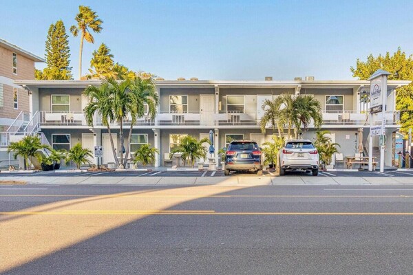 Sunset Beach Suites! - Suite 7 - Redington Beach, FL
