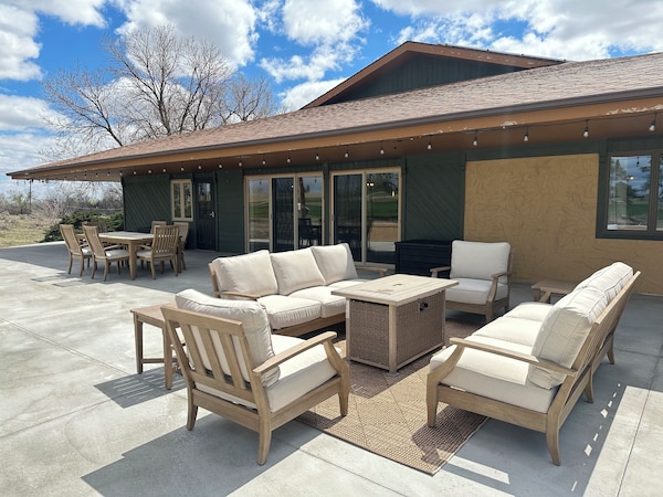 Enormous Home On Golf Course.  Newly Renovated - Sleeps 21! - Sterling, CO