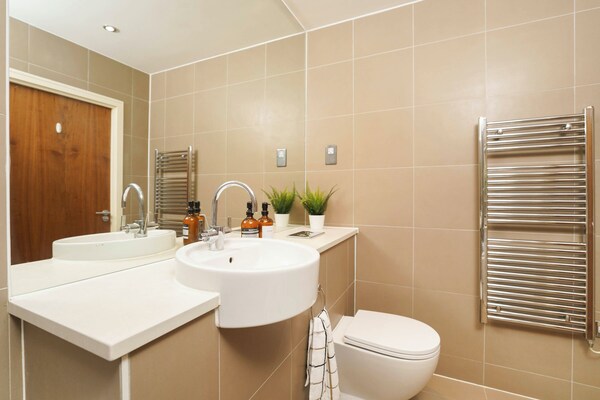 Executive 1br Zone1 | Smart Tvs+fast Wi-fi - London