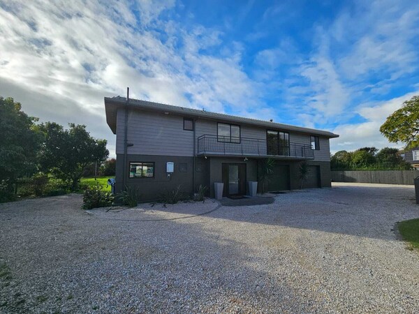 Beach Front - Sunflower Beach House Pohara - Tākaka