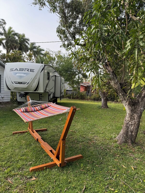 Cozy, Large Rv In Pleasant Fort Myers With Ac, Free Wifi By Park And River - Fort Myers, FL