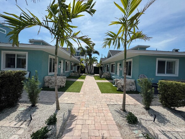 Water Lovers Dream-2-bedroom 2 Bathroom Apartment With Pool 2 Blocks From Beach - Anna Maria, FL