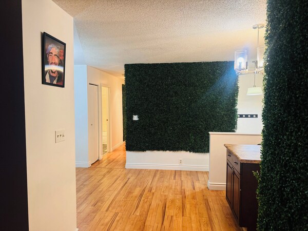 Neon Lights Staycation. 4 Bdr, Jacuzzi, Vip Lounge, 2 Living Rooms. - Alberta