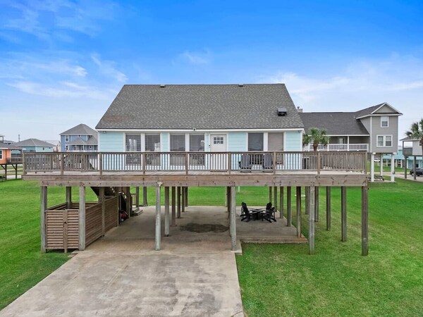 Charming 4-bed Beach Escape  Walk To The Water - Galveston, TX