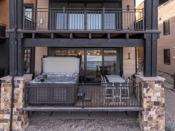 Prime Location, Pet Friendly + Hot Tub + Close To Downtown And Whitefish Mountain Resort! - Whitefish, MT