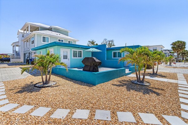 412 Harbor Hideaway: 2bd Cottage, Walk To Times Square! - Fort Myers Beach, FL
