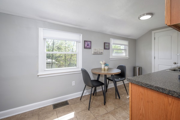Cuyahoga Valley National Parks Home! Close To Downtown Cuyahoga Falls! - Peninsula, OH