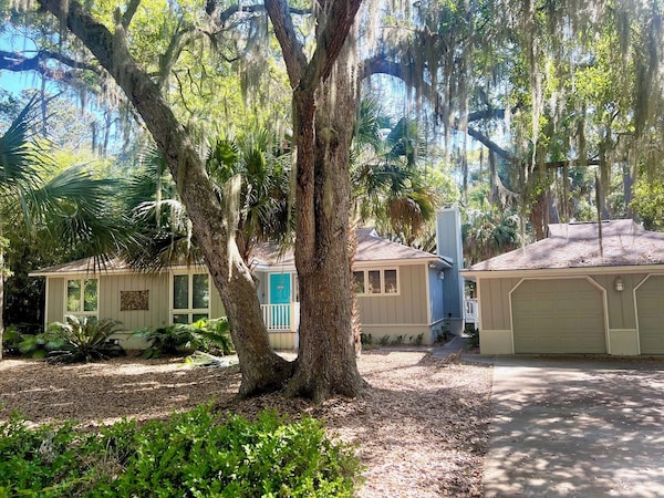 Charming Home With Amenity Cards, Golf Views. Beach Chairs. - Seabrook Island, SC