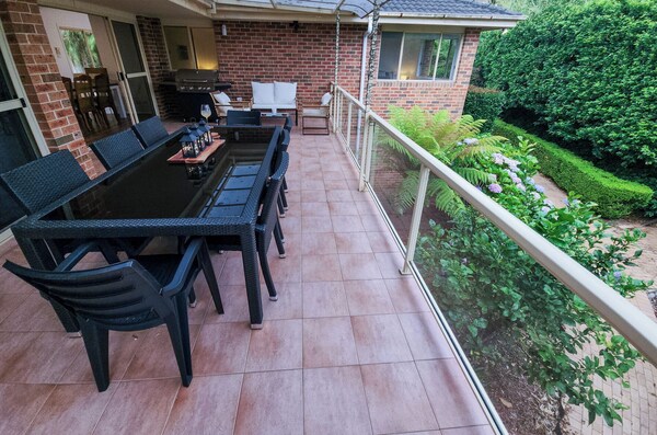 Large And Modern 5 Bedroom Home With A Pool And Work Areas - Strathfield