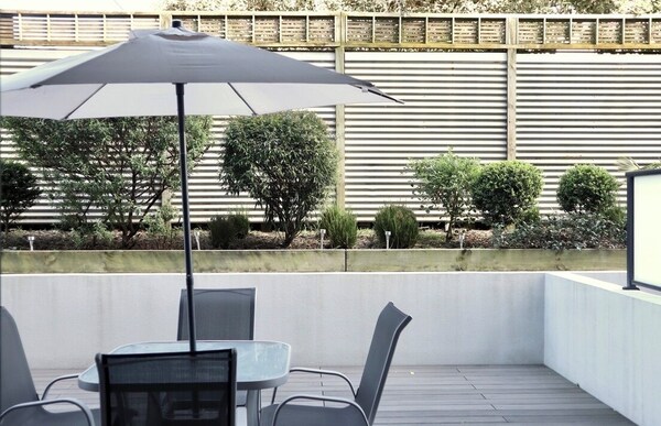 Stylish Central Apartment Escape | Walk To Beach & Cafés, Pool, Spa, Sauna, Gym - Tauranga