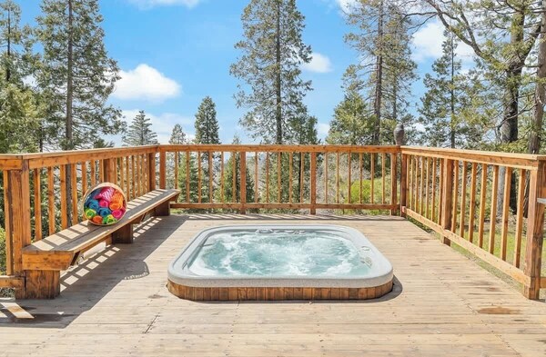 Luxury Chalet |Shaver Lake Views Game Rm Hot Tub - Shaver Lake, CA