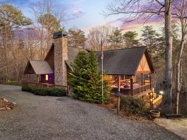 Luxury 4br/4.5ba, In Ground Pool, Hot Tub, Wifi, Game Room - Mineral Bluff, GA