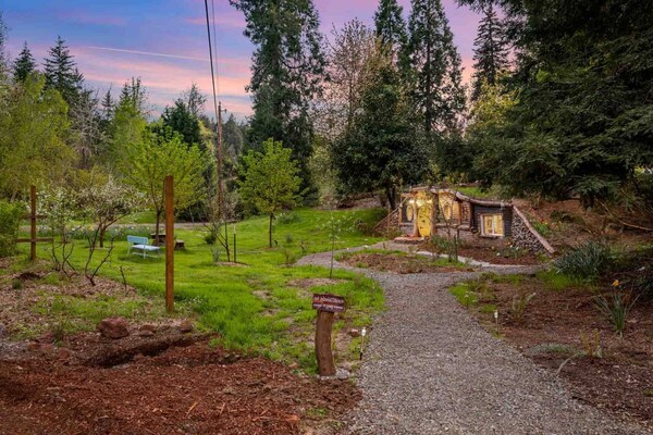 Enchanting And Fantastical Hobbit Home, *Pet Friendly*, Steps From Creeks, Pond, And Waterfall - Salem, OR
