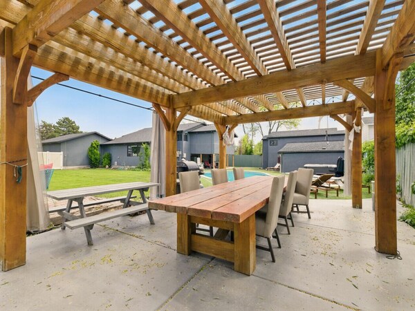 Luxe Midnight Poolhouse| Pool | Hot Tub | Sauna - South Jordan, UT