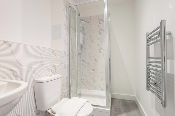 Modern 1 Bed Apartment In Bradford With Parking - Southampton Airport (SOU)