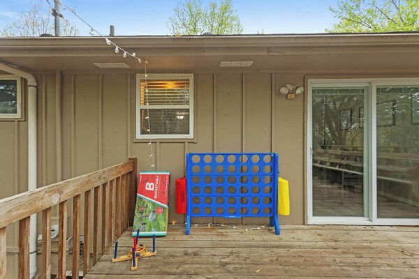 Spacious,tv In All Bedrooms,kingbeds,fencedyard - Overland Park, KS