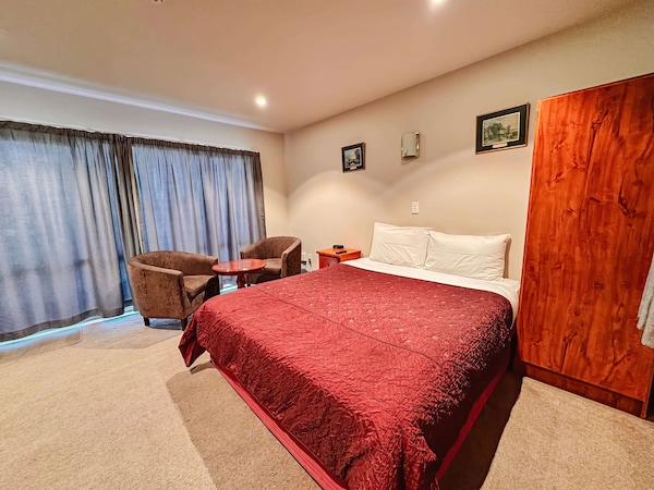 Christchurch City Centre Deluxe Unit With Full Kitchen - 
