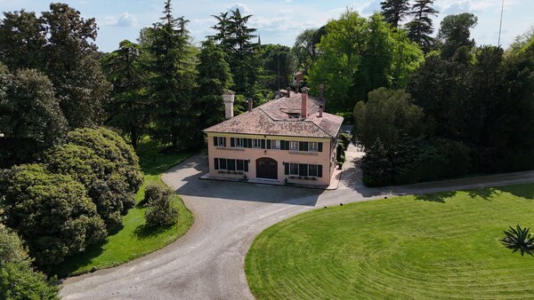 Spacious Flat With Pool & 36.000m2 Garden - Trévise