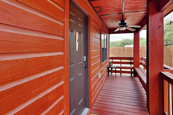 Sabaidii Guesthouse A & B | Separate Living Spaces - Rockport, TX