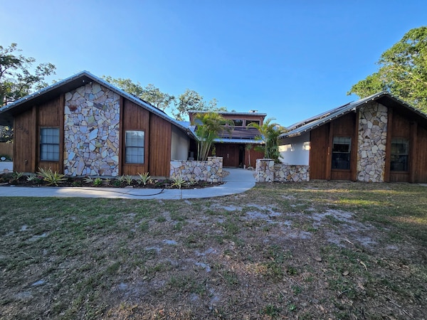 Charming Private 4-bedroom Estate On Over 1 Acre Of Land. - Bradenton, FL